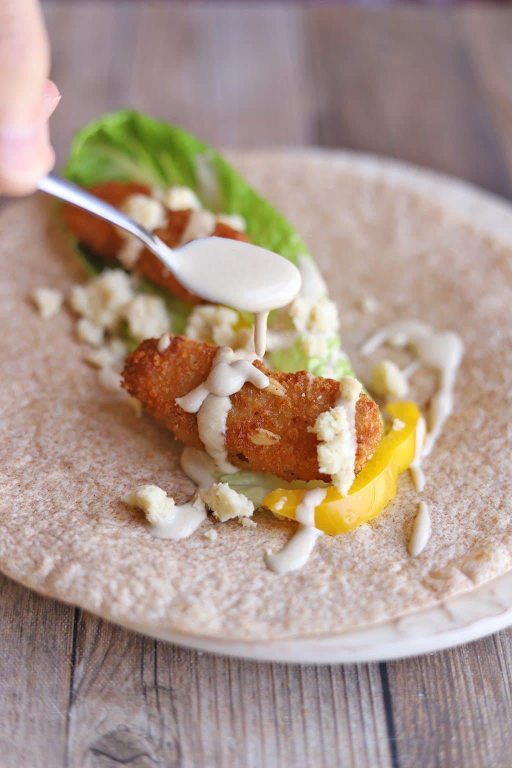 Veggie wraps with vegan chick'n & tahini sauce (6 ingredients!) - Cadry ...