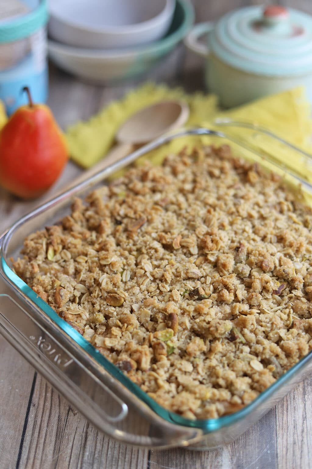 Pear crisp with oats & pistachios (vegan) - Cadry's Kitchen