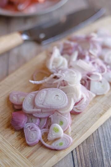 Quick pickled shallots recipe (Perfect for tacos, salads & bowls ...
