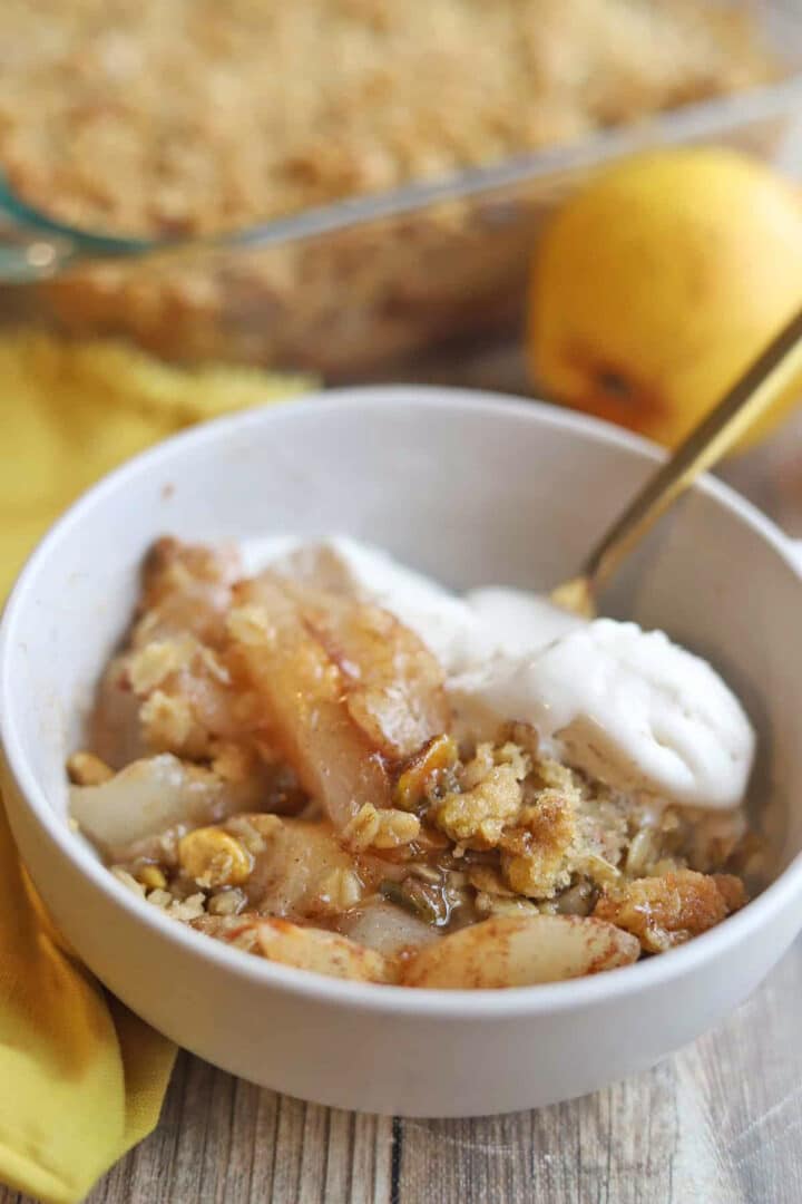 Easy pear crisp recipe with oats & pistachios (vegan pear dessert ...